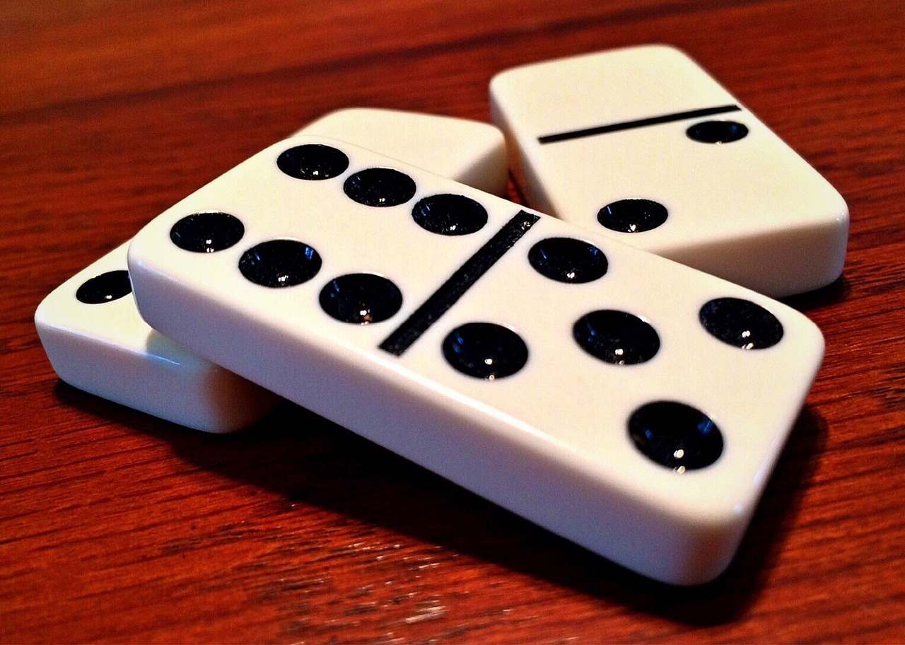 Domino Regeln Anleitung So Wird Gespielt Spielregeln de