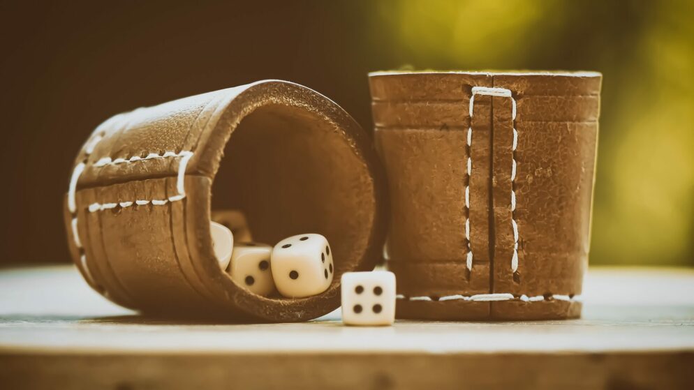 Knobeln: Regeln & Anleitung zum Würfelspiel & 5 tolle Tricks