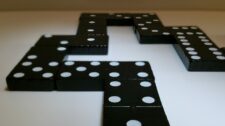 Domino: Regeln, Anleitung & 10 spannende Varianten